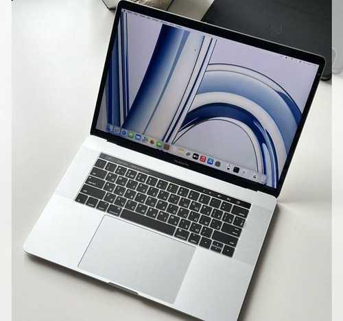 MacBook Pro 15” 2019 Core i7, 16GB RAM, AMD 555