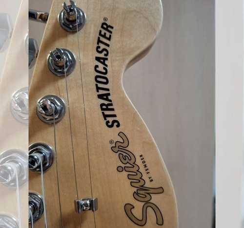 Squier by Fender в форме stratocaster