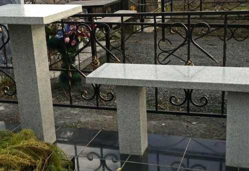 Стол и лавки на кладбище
