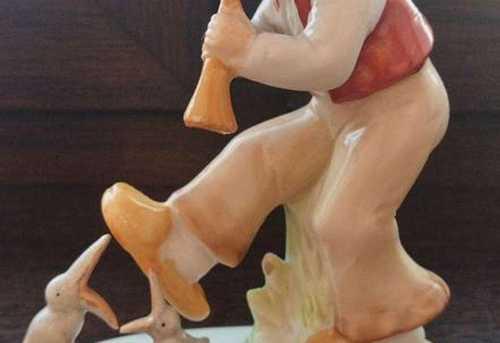Фарфоровая статуэтка "Мальчик играет на дудочке"