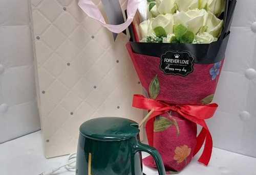 Подарок девушке кружка с подогревом и букет роз