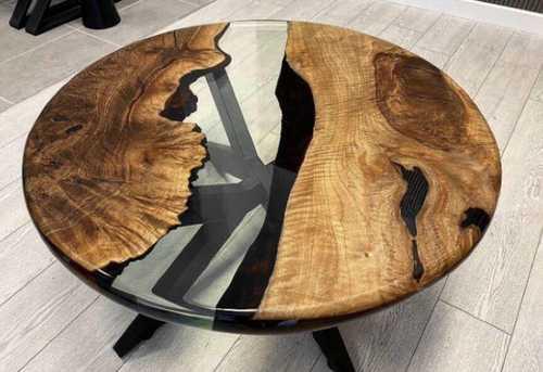 Стол со срезом дерева в смоле