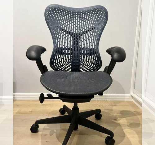 Компьютерное кресло Herman Miller Mirra 1