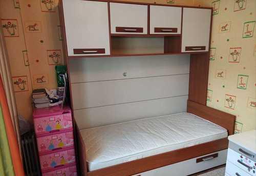Кровать с нишей и шкафами