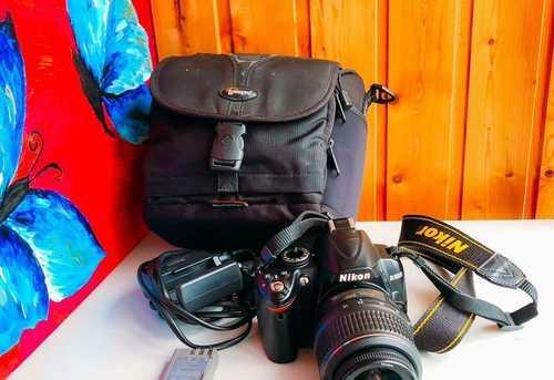 Nikon D3000 с сумкой и объективом