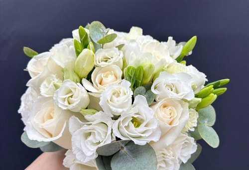 Букет невесты с белыми розами, фрезиями и зеленью