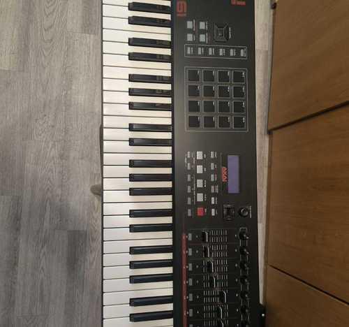 Akai MPK261 миди-клавиатура