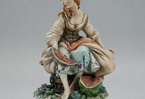 Фарфоровая статуэтка «Дама с арбузом»