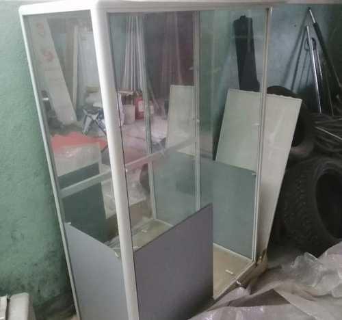 Шкаф застекленный