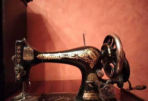 Старинная швейная немецкая машинка