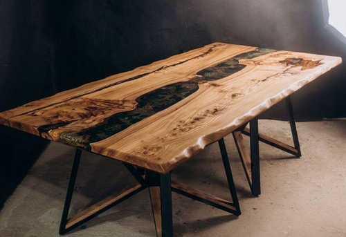 Кухонный стол с шишками и мхом