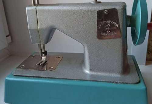 Детская ручная швейная машинка СССР