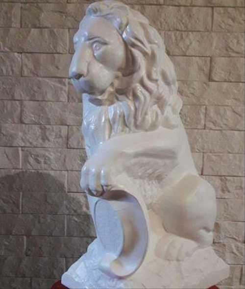 Статуя Лев