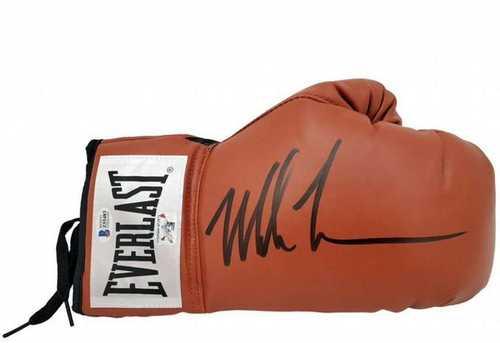 Боксерская перчатка с автографом Майка Тайсона
