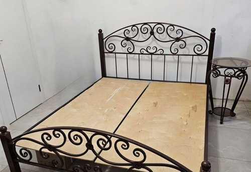Металлическая кованая кровать и столик