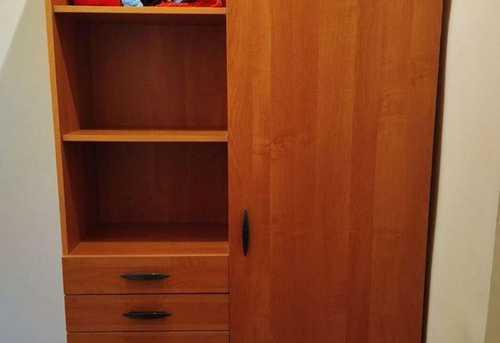 Шкаф деревянный с дверцами