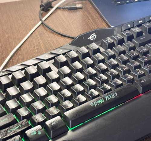 Игровая клавиатура и наушники