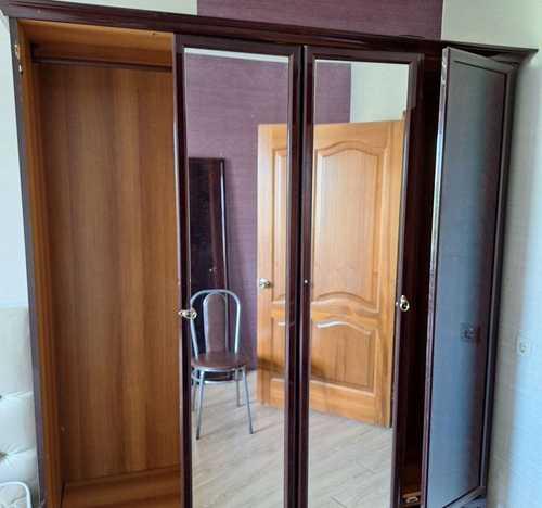 Большой старый шкаф