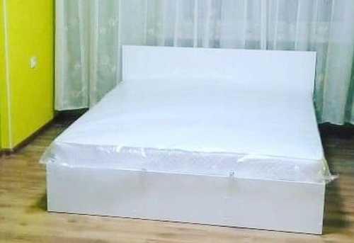 Двуспальная кровать с матрасом 1,6