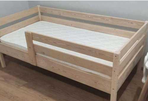 Детская кроватка из лиственницы,с бортиками вокруг