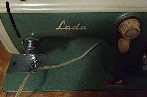 Швейная машинка Лада + стол