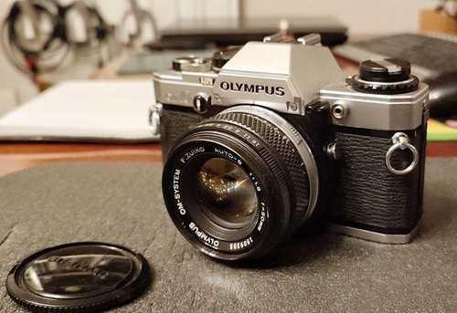 Плёночный фотоаппарат Olympus OM-10 с объективом