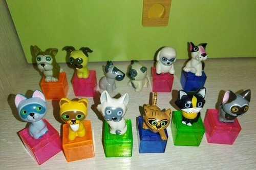 Фигурки кошек и собак на коробочках