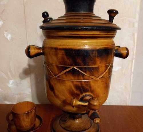 Деревянный самовар, кувшин с рюмками