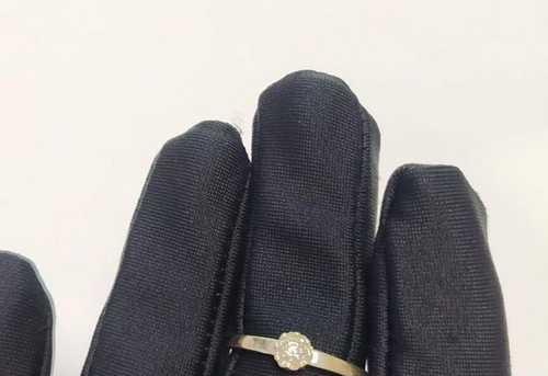 Кольцо б. золота с бриллиантом размер 16,5
