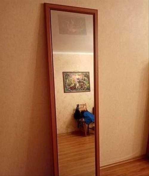 Зеркало настенное в деревянной рамке