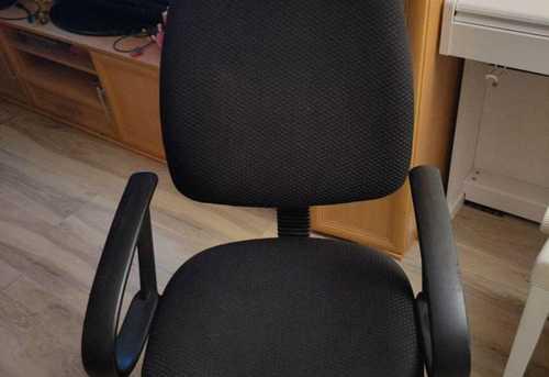 Старое офисное кресло. Компьютерное кресло