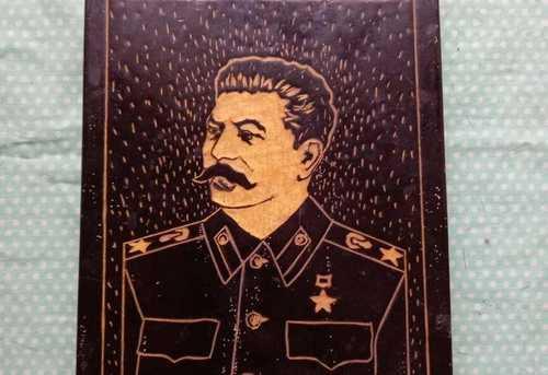 Портрет Сталина на дереве