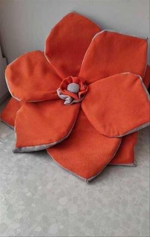 Декоративная подушка лилия