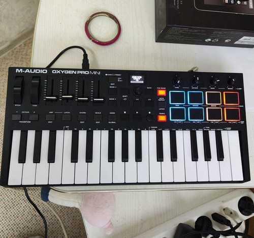 Midi клавиатура M-audio oxygen pro mini