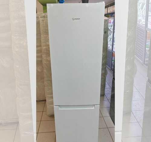 Холодильник с морозильником Indesit DS 320 W белый