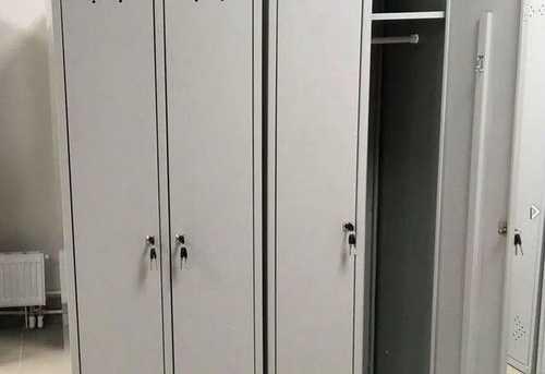 Металлический шкаф для одежды
