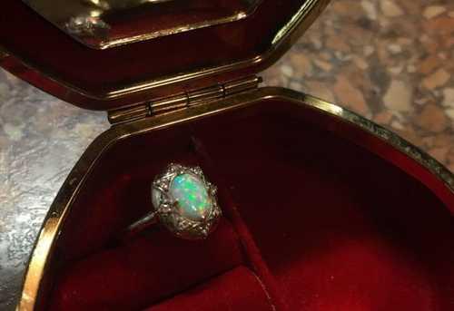 Серебряное кольцо 925 пробы с опалом и фианитами