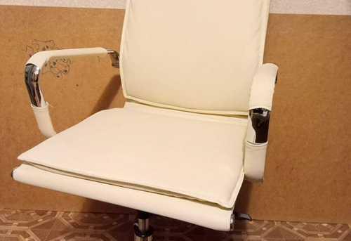 Кресло молочно-белого цвета(В отличном состоянии)