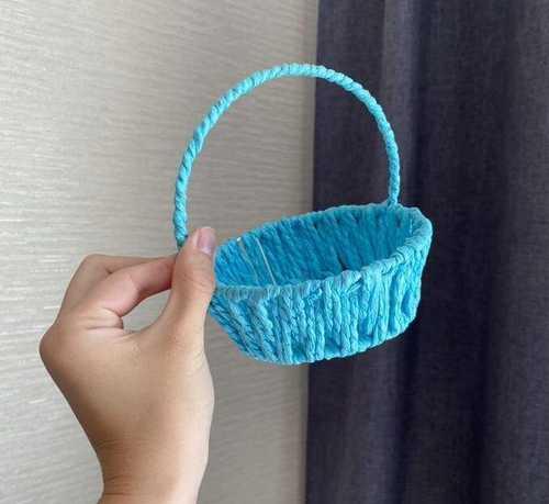 Голубая плетенная корзинка