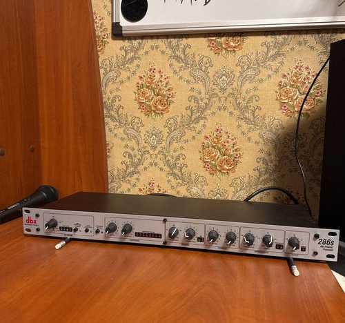 Усилитель и процессор эффектов Dbx 286s