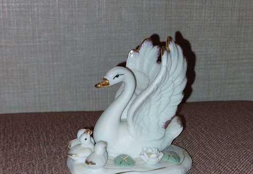 Фарфоровая статуэтка "Лебеди"
