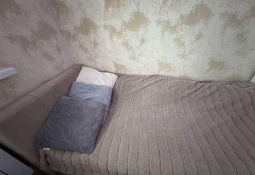 Кровать с мягким изголовьем односпальная