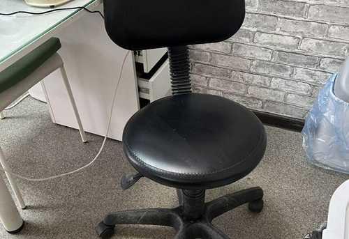 Офисный стул на колесиках со спинкой