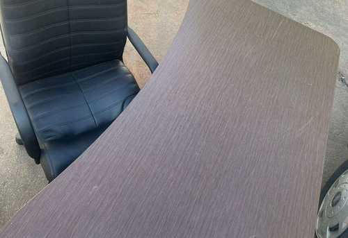 Кожанное кресло и стол офисный