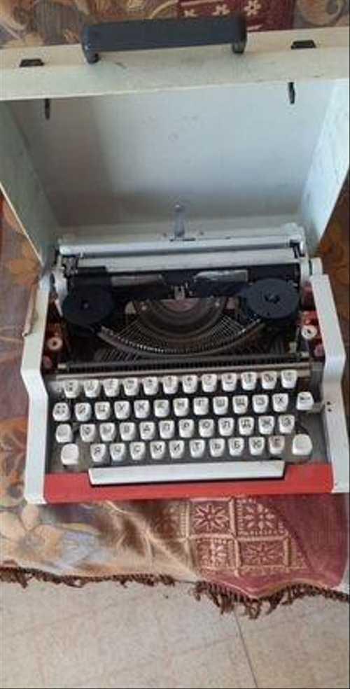 Портативная пишущая машинка в идеальном состоянии