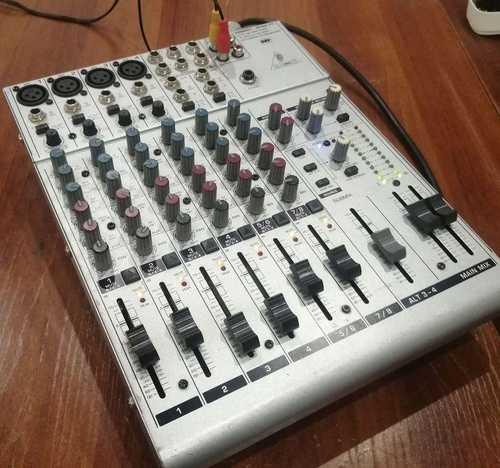 Микшерный пульт Behringer ub1204-pro