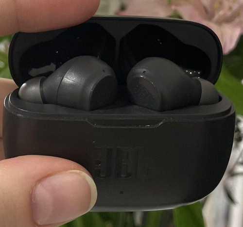 Беспроводнве наушники JBL Wave 200 TWS