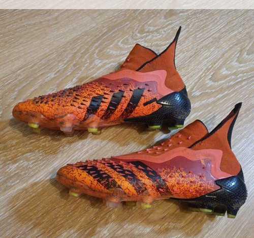 Футбольные бутсы adidas predator