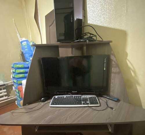Компьютерный стол и стационарный компьютер