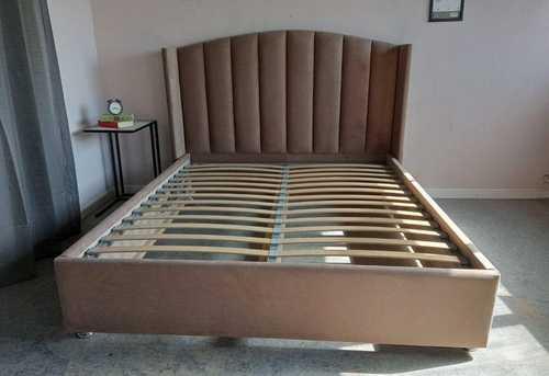 Кровать с мягким изголовьем